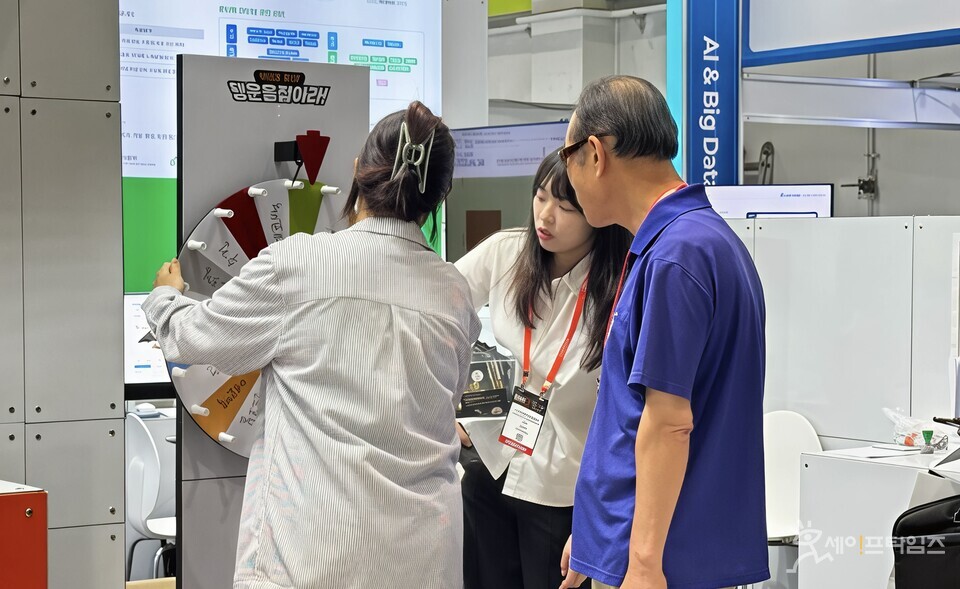 [STK 2025] 로봇이 사진 찍고, AI가 상담 … 체험 현장 '북적' - 세이프타임즈